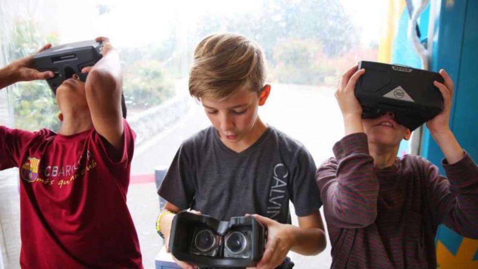 Curiosity Cube Brings STEM Fun to Washington Schools Using VR and Model ...