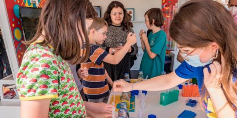 Europapremiere bei Merck für “Curiosity Cube” | Breakthroughs begin ...